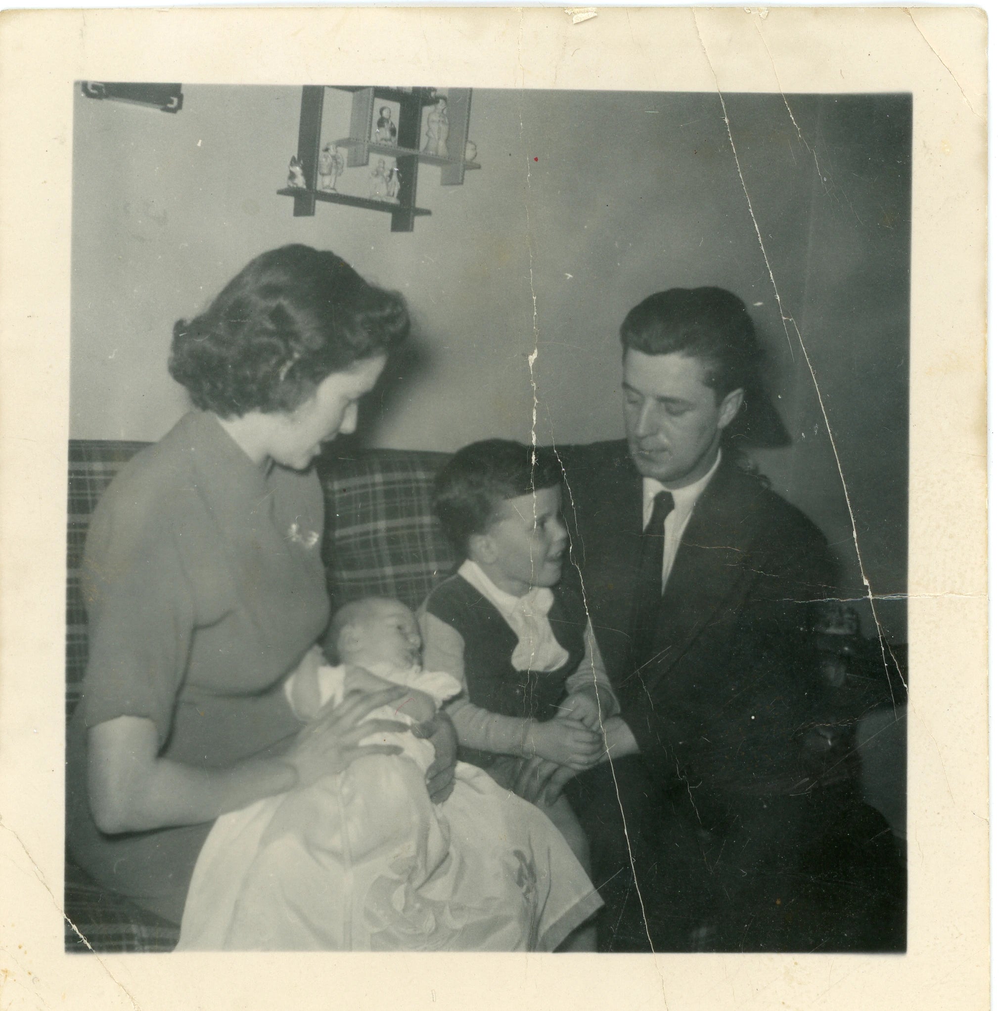 Famille réunie au salon – Atelier d'histoire MHM